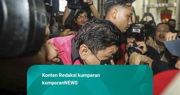 Foto: Tersangka Dugaan Kasus Korupsi PT Sritex Dibawa Kejagung | kumparan.com